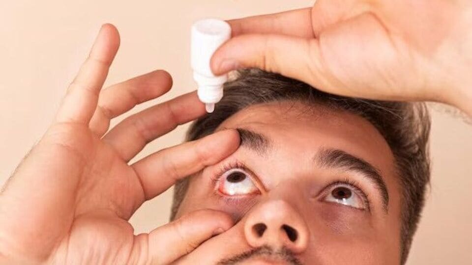 Eye Flu मध्ये केलेल्या या चुकीमुळे जाऊ शकते तुमची दृष्टी, जाणून घ्या डॉक्टरांचा सल्ला