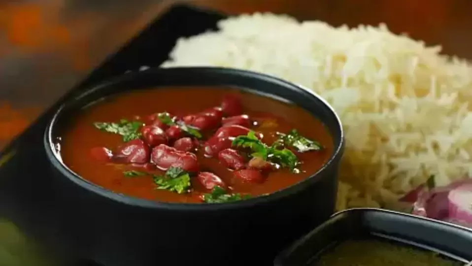 Kashmiri Rajma: नेहमीचे साधे नाही तर ट्राय करा काश्मिरी राजमा, लंच आणि ...