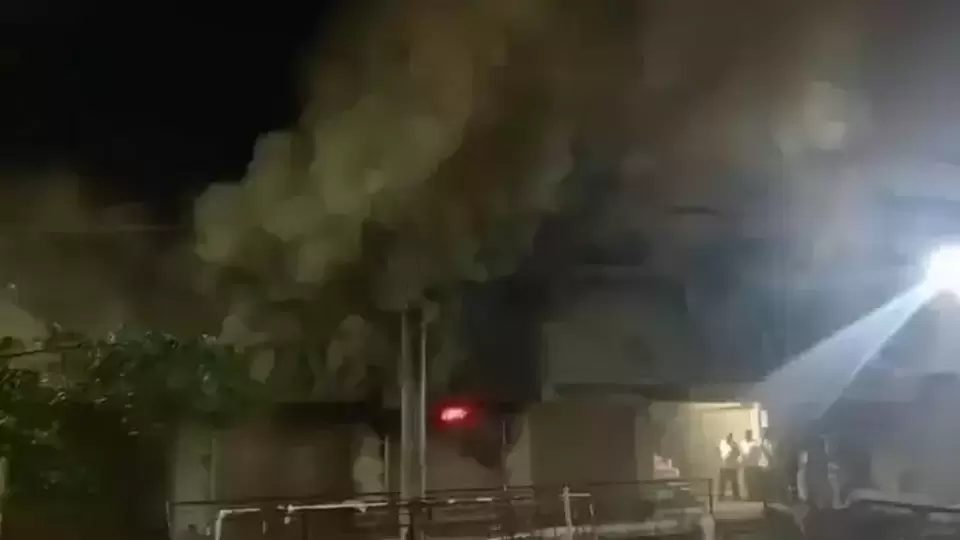 Dhule Fire News : धुळ्यातील प्रबोधनकार ठाकरे संकुलात भीषण आग; अग्निशमन ...