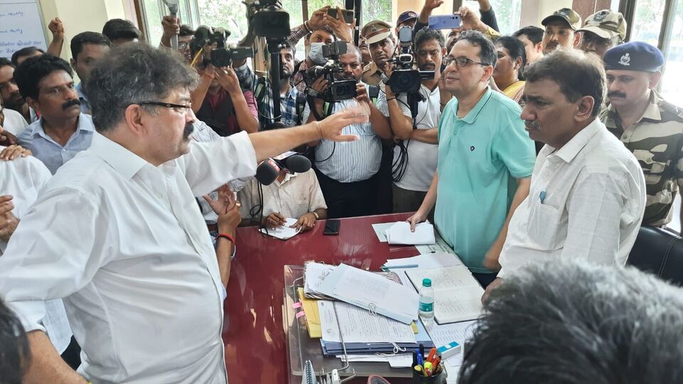 Kalwa Hospital : रुग्णालयात येण्यासाठी मोठा रस्ता, मात्र बाहेर जाण्याचा ...