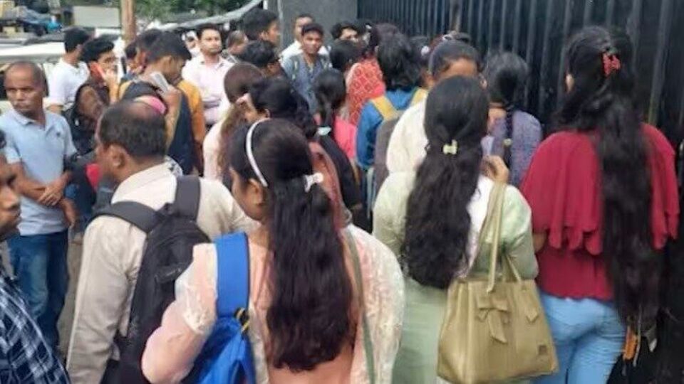 Talathi Bharti exam : तलाठी भरती परीक्षेचा घोळ संपेना; मुंबईत तलाठी ...