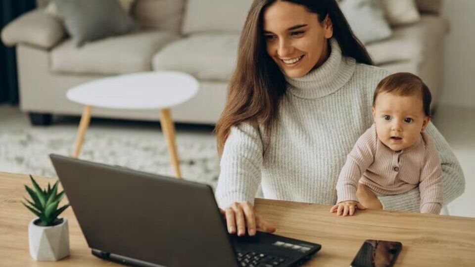 Working Moms: नव्याने आई झालेल्या 'वर्किंग मॉम्स' साठी तज्ञांकडून जाणून ...