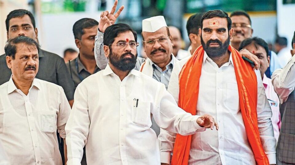 Eknath Shinde : शिवसेनेचे १६ आमदार अपात्र होणार?, आज होणार फायनल निर्णय Eknath Shinde : शिवसेनेचे १६ आमदार अपात्र होणार?, आज होणार फायनल निर्णय