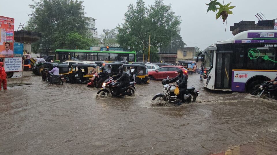 Pune Rain: मुळधार पावसाने पुणे तुंबले; रस्त्यावर साचले गुडघाभर पाणी ...