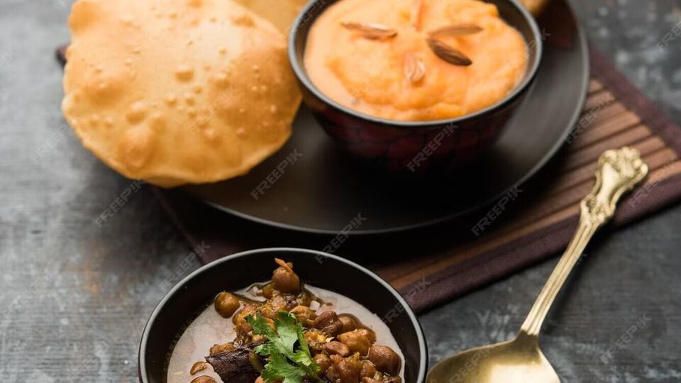 Halwa Puri Chana Prasad Recipe: कन्या पूजनासाठी बनवा हलवा आणि पुरी ...