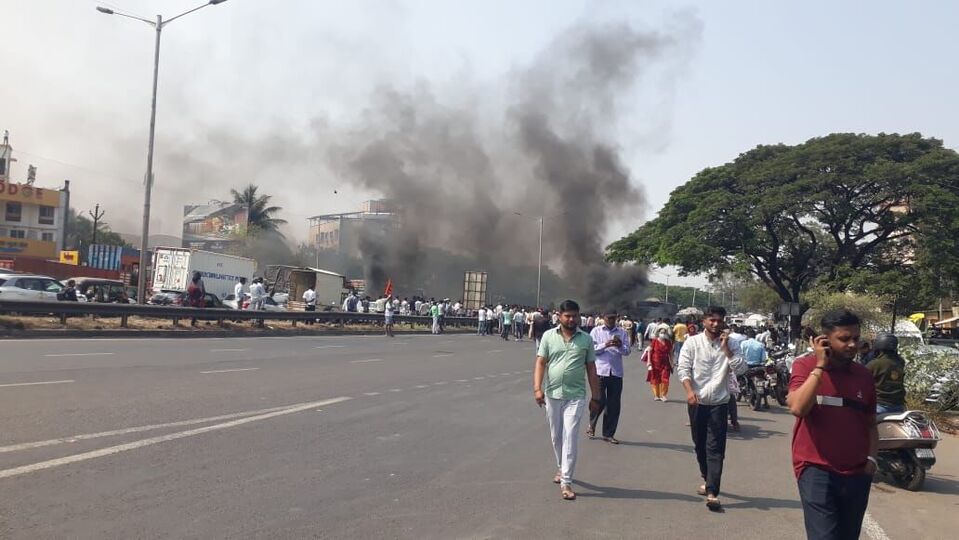 Maratha Protest : पुण्यात मराठा आंदोलक झाले हिंसक; नवले पुलावर जाळपोळ ...
