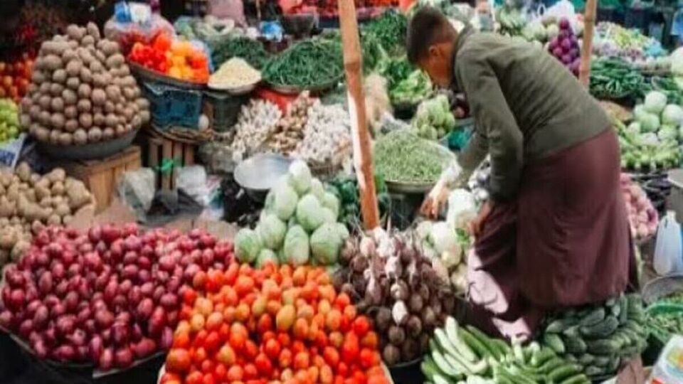 Inflation News: गृहिणींचे बजेट कोलमडणार; कांदा, डाळी, साखर, फळ आणि ...