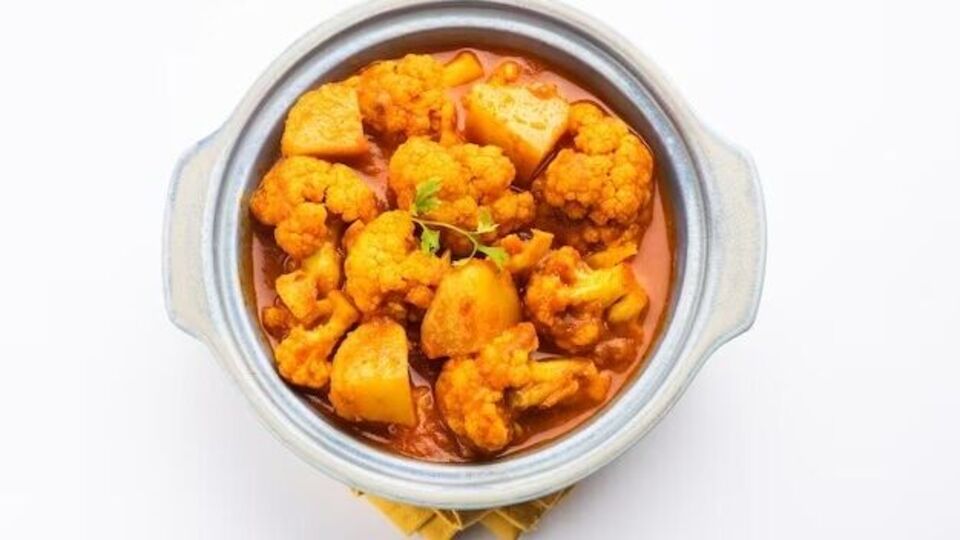 Aloo Gobi Sabji Recipe: रात्रीच्या जेवणात बनवा मसालेदार आलू गोबी सब्जी ...