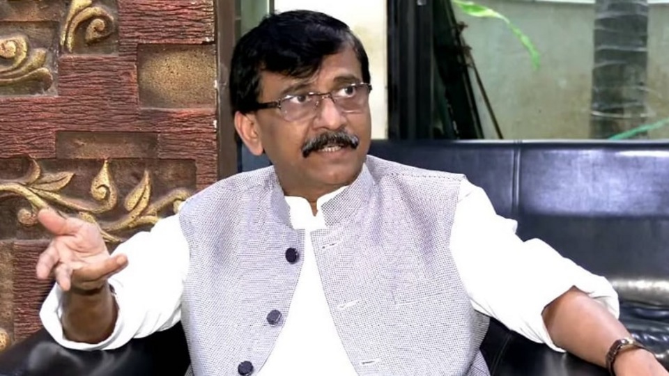 Sanjay Raut: सोलापुरात संजय राऊतांच्या वाहनावर चप्पलफेक; नारायण ...