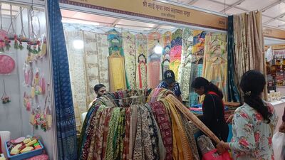 Saras Exhibition: विविध खाद्यपदार्थ, हस्तकलांनी सजले महालक्ष्मी सरस ...