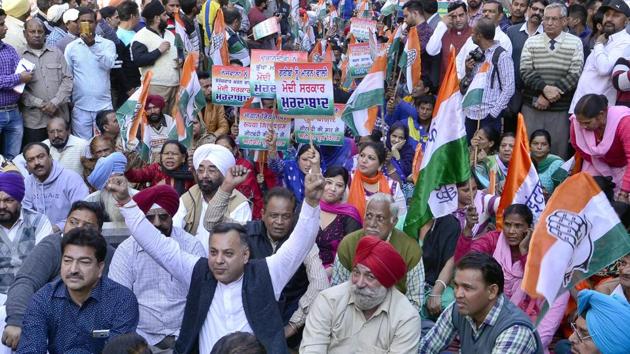 Congress protests in Amritsar’s commercial hub, burns effigy of PM Modi ...