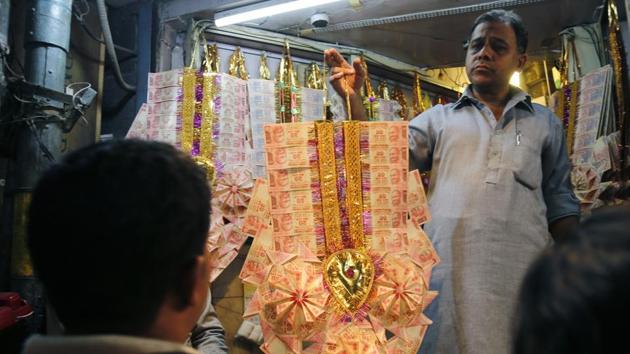 Note garland business takes a big hit from demonetisation | Latest News ...