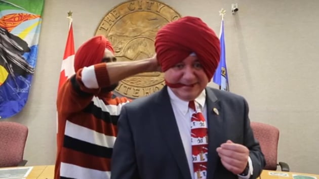 Social media loves this Canadian mayor who learns how to tie a turban ...