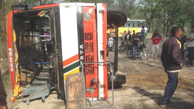Over 20 injured as bus overturns near Hoshiarpur | Hindustan Times