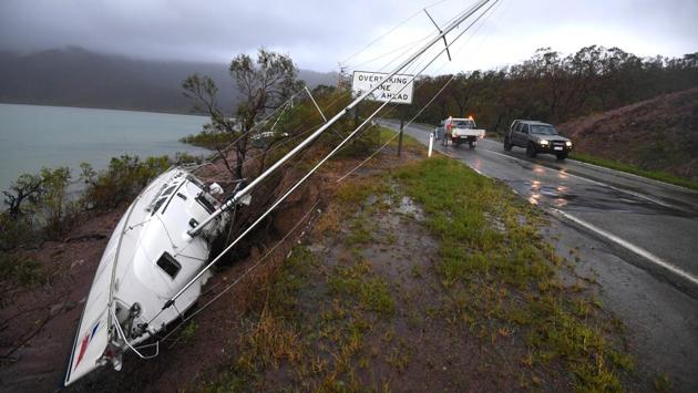 Cyclone Debbie brings chaos, deaths feared in Australia | Hindustan Times