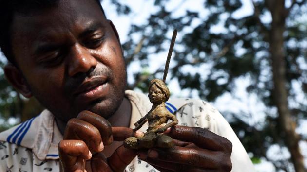 Tribal artists from Odisha display traditional art forms | Hindustan Times