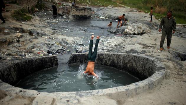 Iraq’s hot spring spa back in business amid Mosul war chaos | Hindustan ...