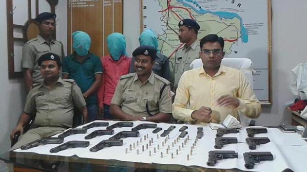 Inter State Arms Racket Busted In Murshidabad 15 Bihar Made Pistols