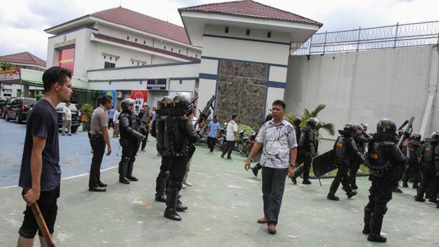 About 200 Indonesian prisoners in mass jailbreak | World News
