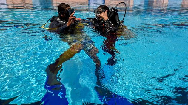 Mumbaiites under water, this time for fun | Hindustan Times