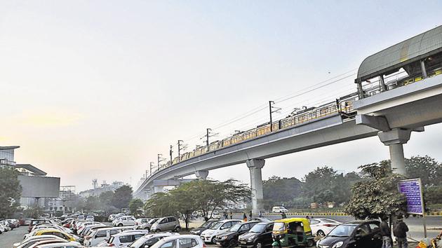 Gurgaon commuters caught in DMRC Yellow Line’s two-hour snag ...