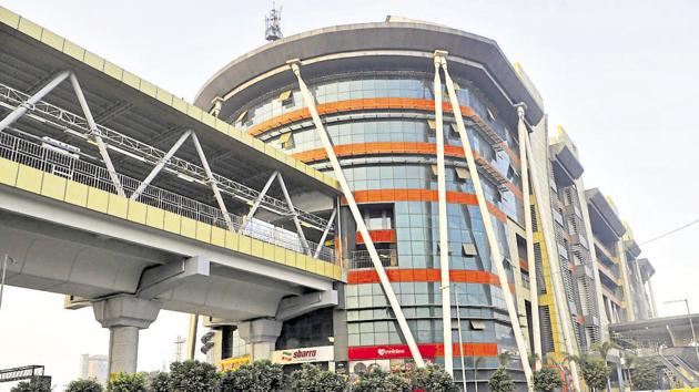 Gurgaon: Delhi Metro’s Yellow Line service disrupted again - Hindustan ...