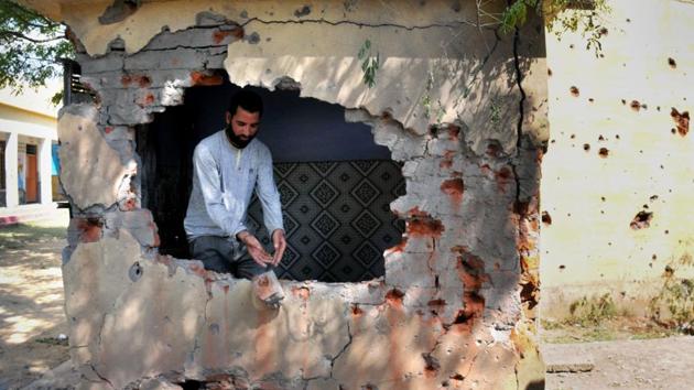 Pakistan cross-border shelling displaces thousands along the Indian LOC ...