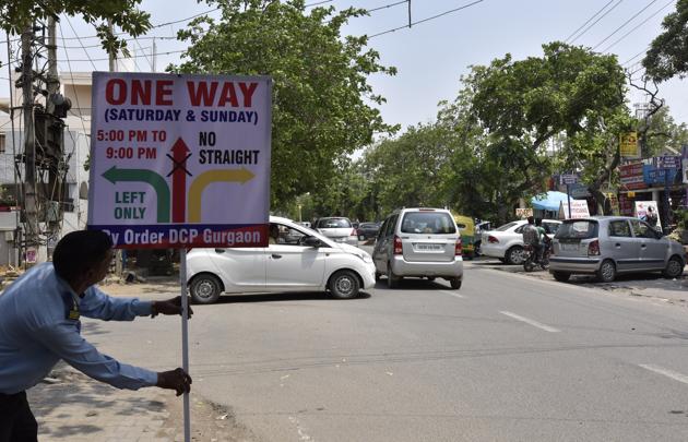 Gurgaon: Sector 14 market road made one-way to end traffic chaos ...