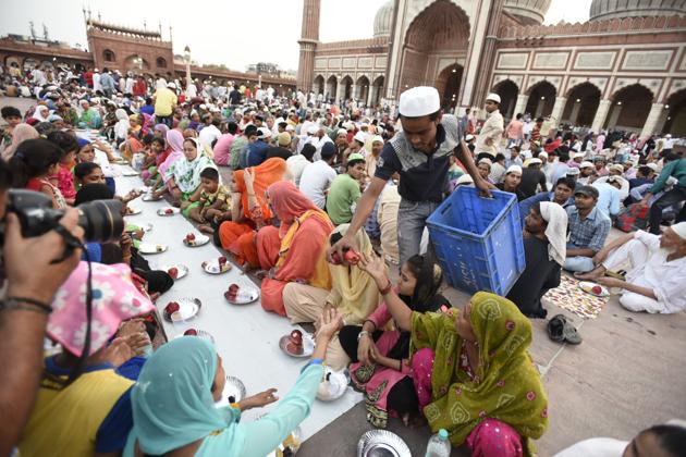 Photos: Muslims observe first day of holy month Ramzan | Hindustan Times