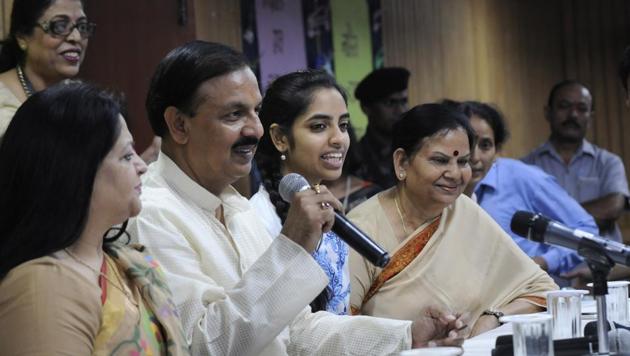 Noida: Mahesh Sharma has message from PM Modi for CBSE topper Raksha ...