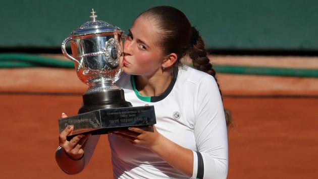 Jelena Ostapenko stuns Simona Halep, clinches French Open title ...