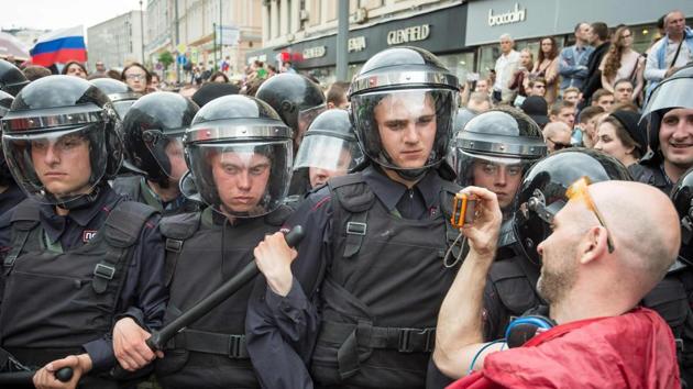 PHOTOS: Hundreds detained at anti-corruption rallies in Russia ...