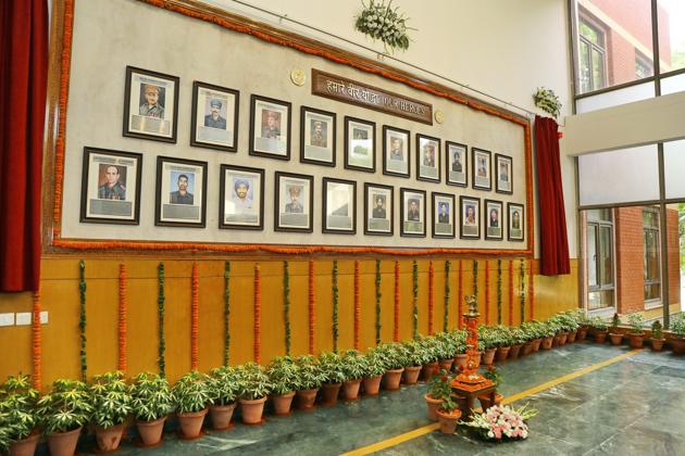Delhi University inaugurates Wall of Heroes to infuse sense of ...