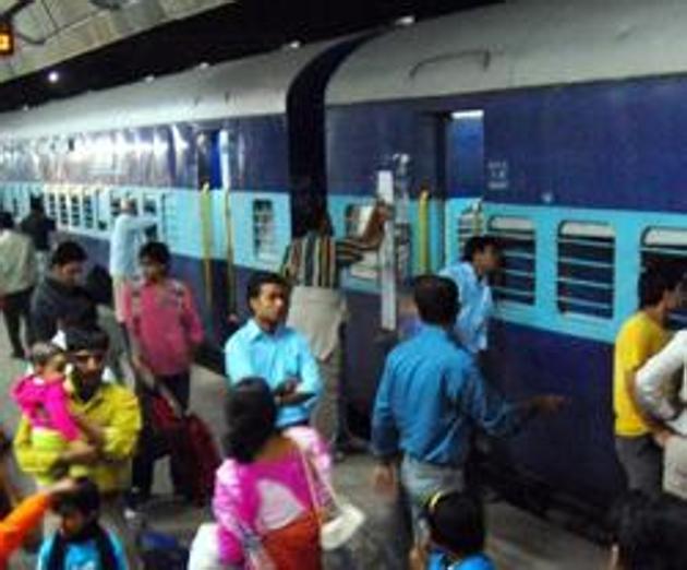 TTE pushed out of train for demanding ID proof | Hindustan Times