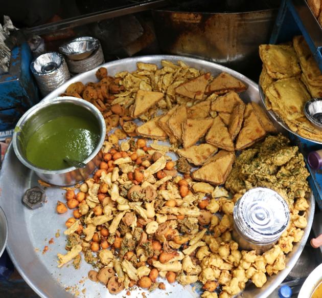Pitter patter, what’s on your platter? Feast on chai-pakora at these ...