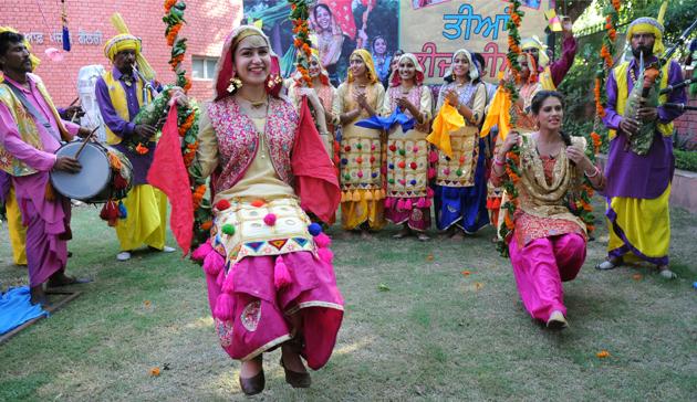 Teej in full swing, but monsoon moody | Hindustan Times
