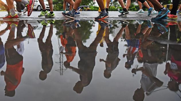 Fitter Mumbaiites brave the rain, put up a marathon effort | Hindustan ...