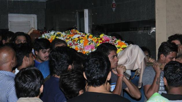 Friends and family attend Inder Kumar’s funeral | Hindustan Times