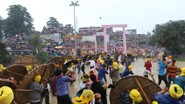 Stone-throwing festival to be played with fruits again | Hindustan Times