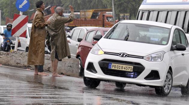 No gumboots, traffic cops in Chandigarh stand barefoot on duty ...