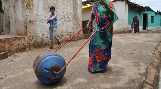 Innovative water wheels ease women’s load in Madhya Pradesh | Latest ...