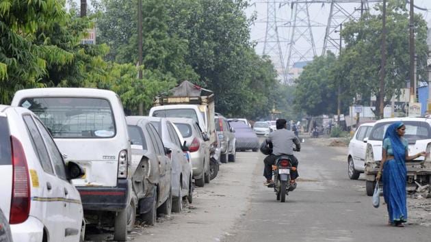 Noida: Service road encroached upon near Mamura, commuters hassled ...