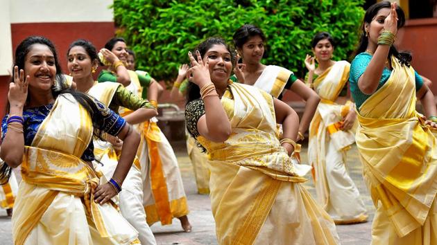Students of SIES college get all decked up to celebrate Onam ...