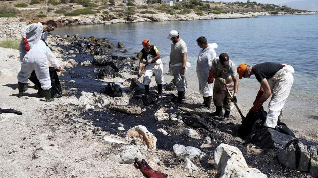 Photos: Greece oil spill threatens Athens, environmental groups fuming ...