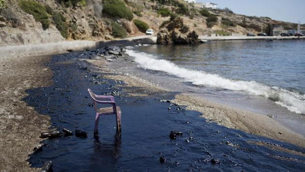 Photos: Greece oil spill threatens Athens, environmental groups fuming ...