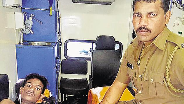 Youth jumps into Mula-Mutha to commit suicide, cop leaps after him ...