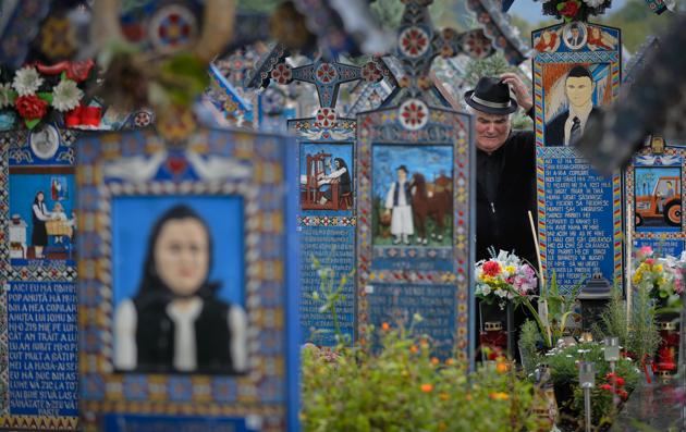 Photos: Romanian cemetery humours death through tombstone art ...