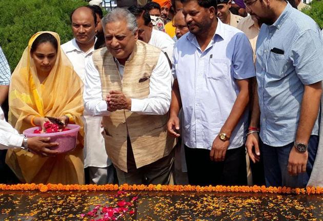 PHOTOS: People pay tribute to Shaheed Bhagat Singh on his 110th birth ...