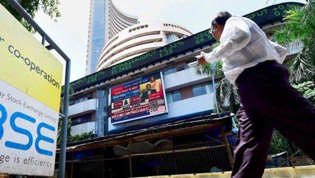 Sensex moves up 113 points, Nifty climbs above 10,000 | Hindustan Times