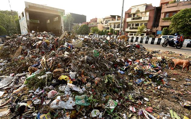 Noida struggles to clear garbage from city on Diwali eve | Hindustan Times